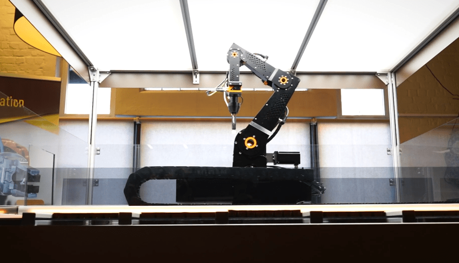 Robot verpakt pralines in Brugse chocolaterie - Brood en Banket